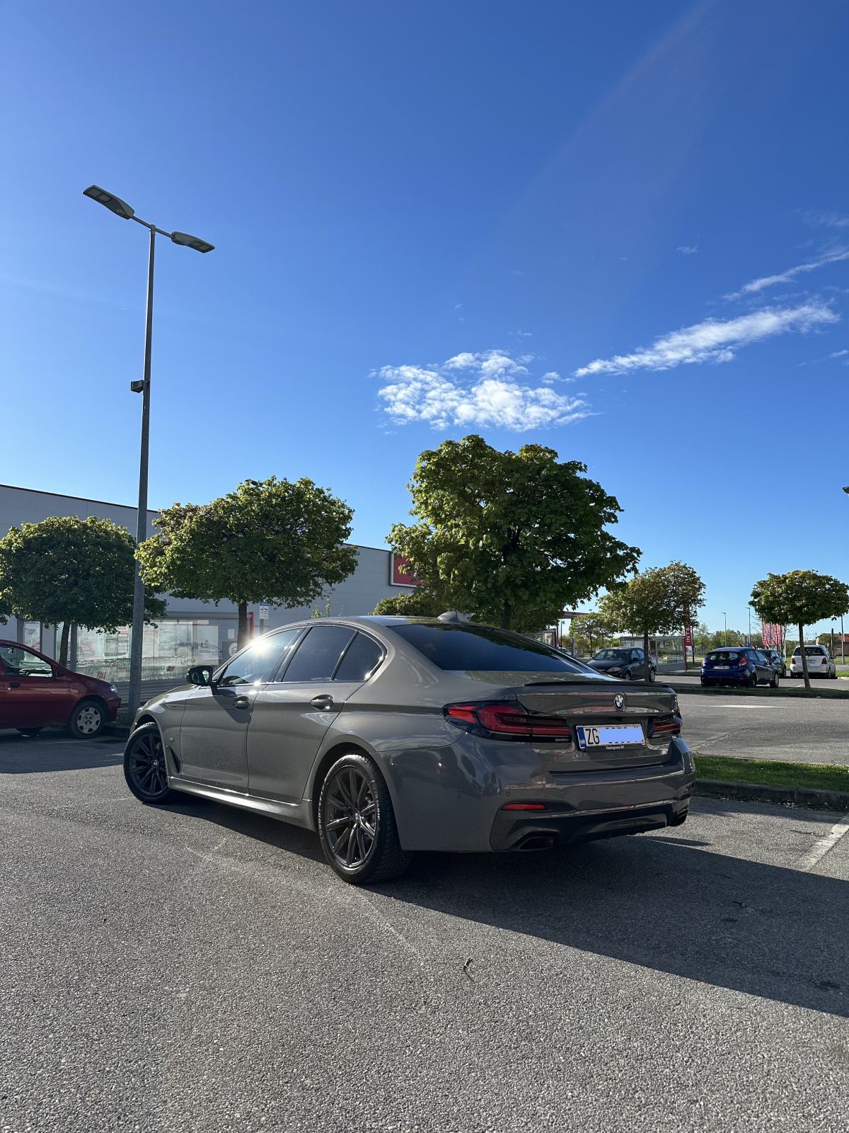 BMW serija 5 520d xDrive M Paket REDIZAJN, TVORNICKO STANJE, 2021 god.