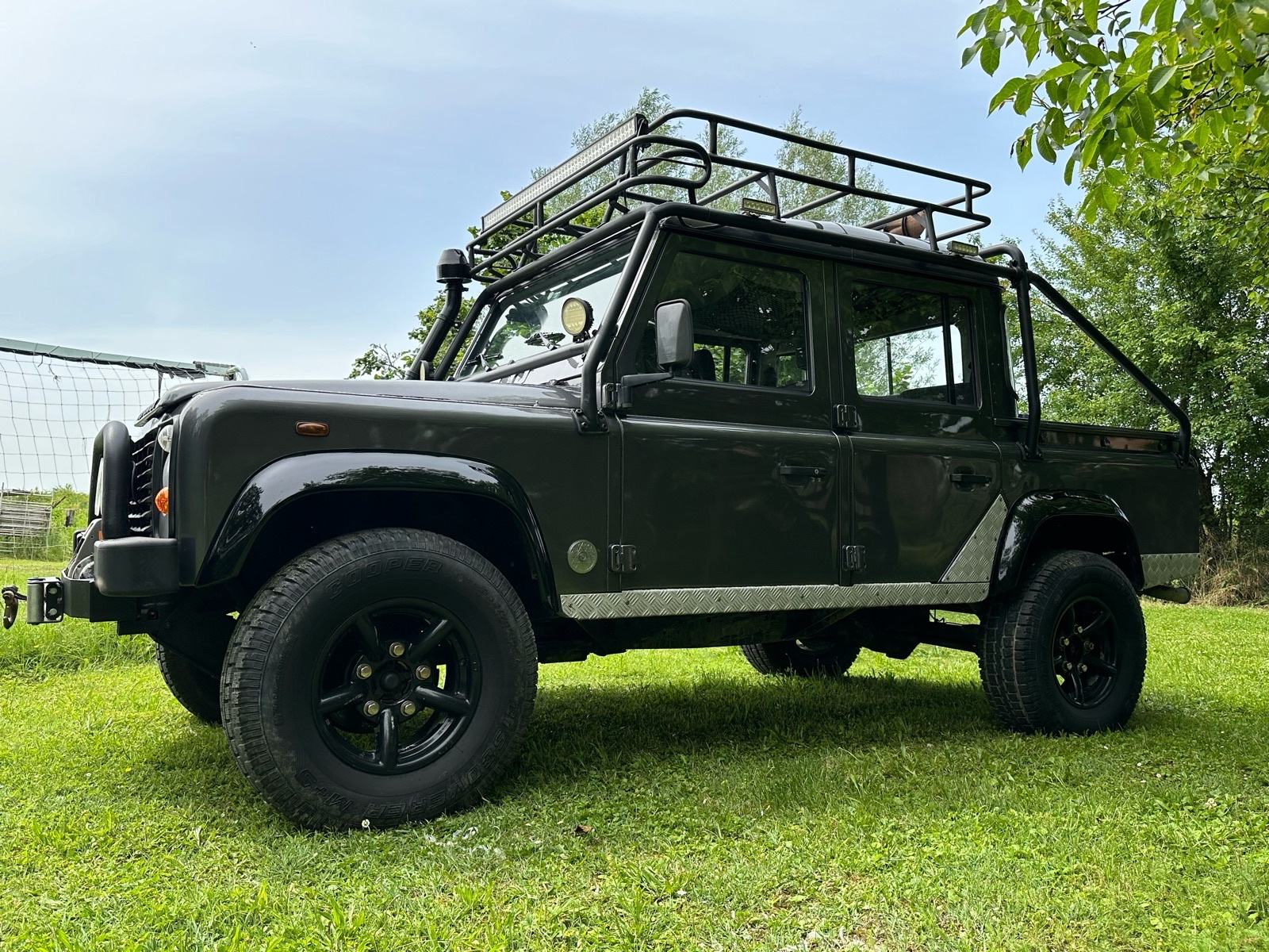 Land Rover Defender 110 TD5 Tomb Raider crew cab, 2001 god.