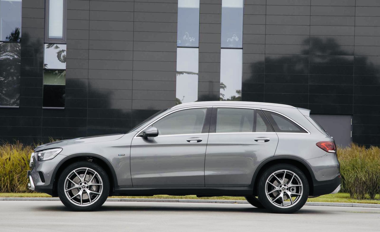 GLC - Mercedes-Benz 300 e 4MATIC (Hybrid-Benzin), 2024 god.