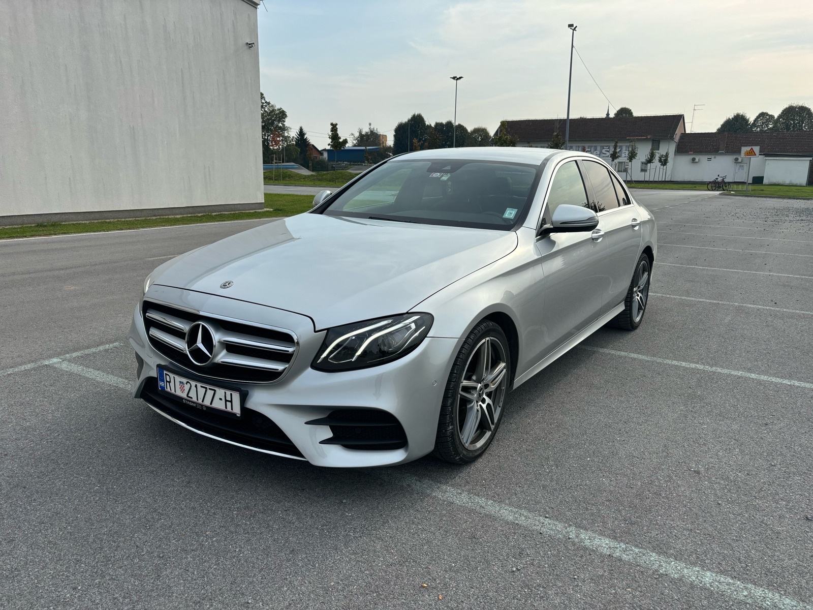 Mercedes-Benz E-klasa 220d*AMG paket*Kamera*Alu 19”Reg 11/2025*LED ...