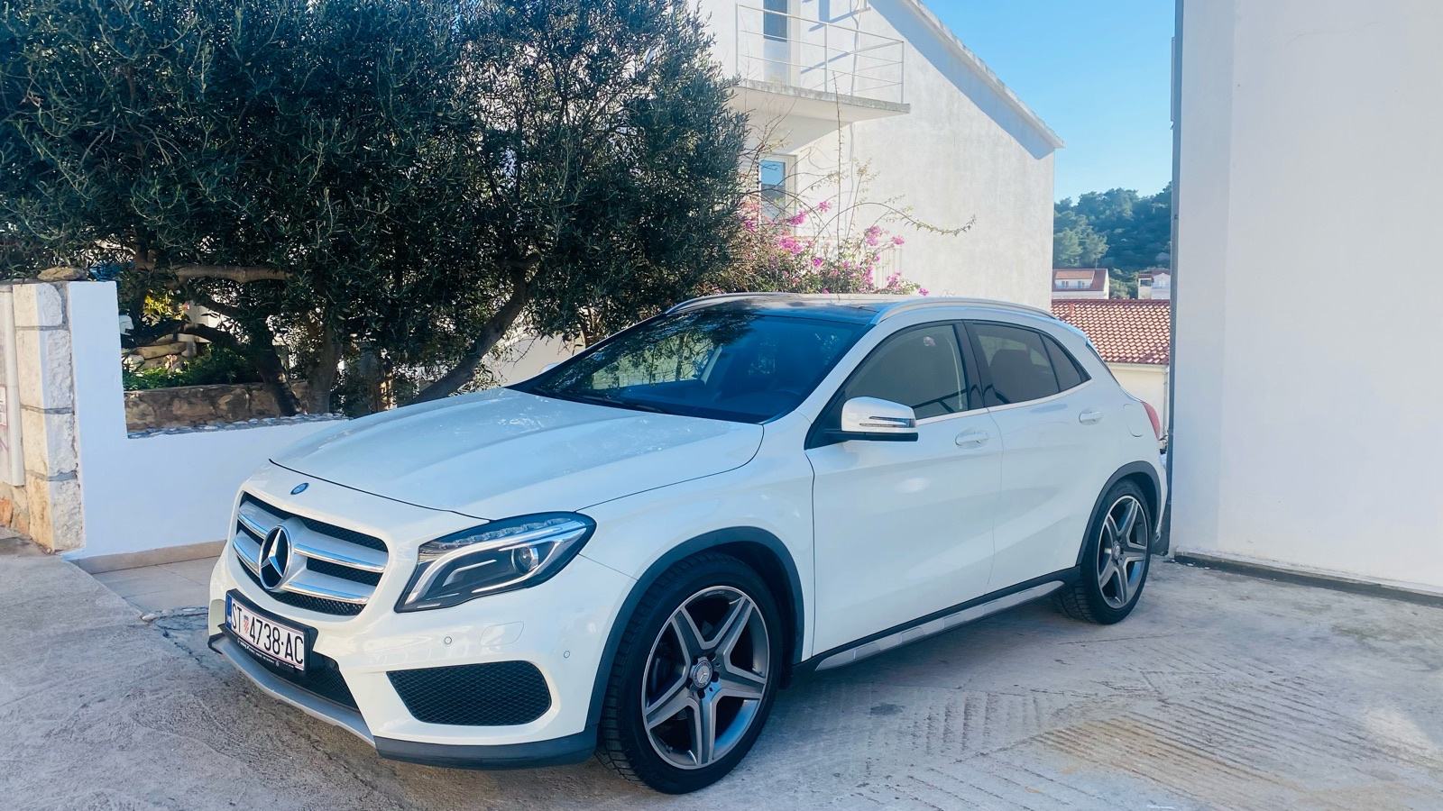 Mercedes-Benz GLA 180 AMG automatik, Panorama krov, 2015 god.