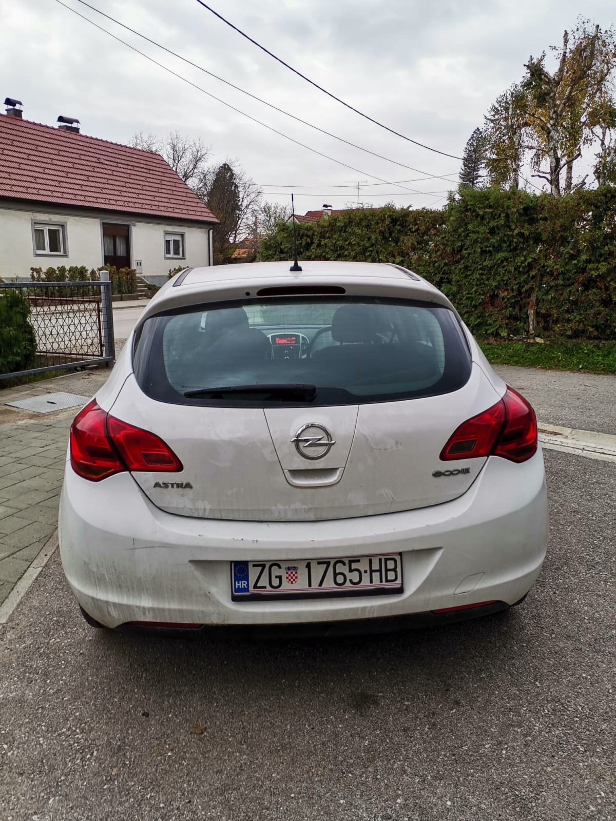 Opel Astra 1,3 CDTI registriran cijelu godinu!, 2010 god.
