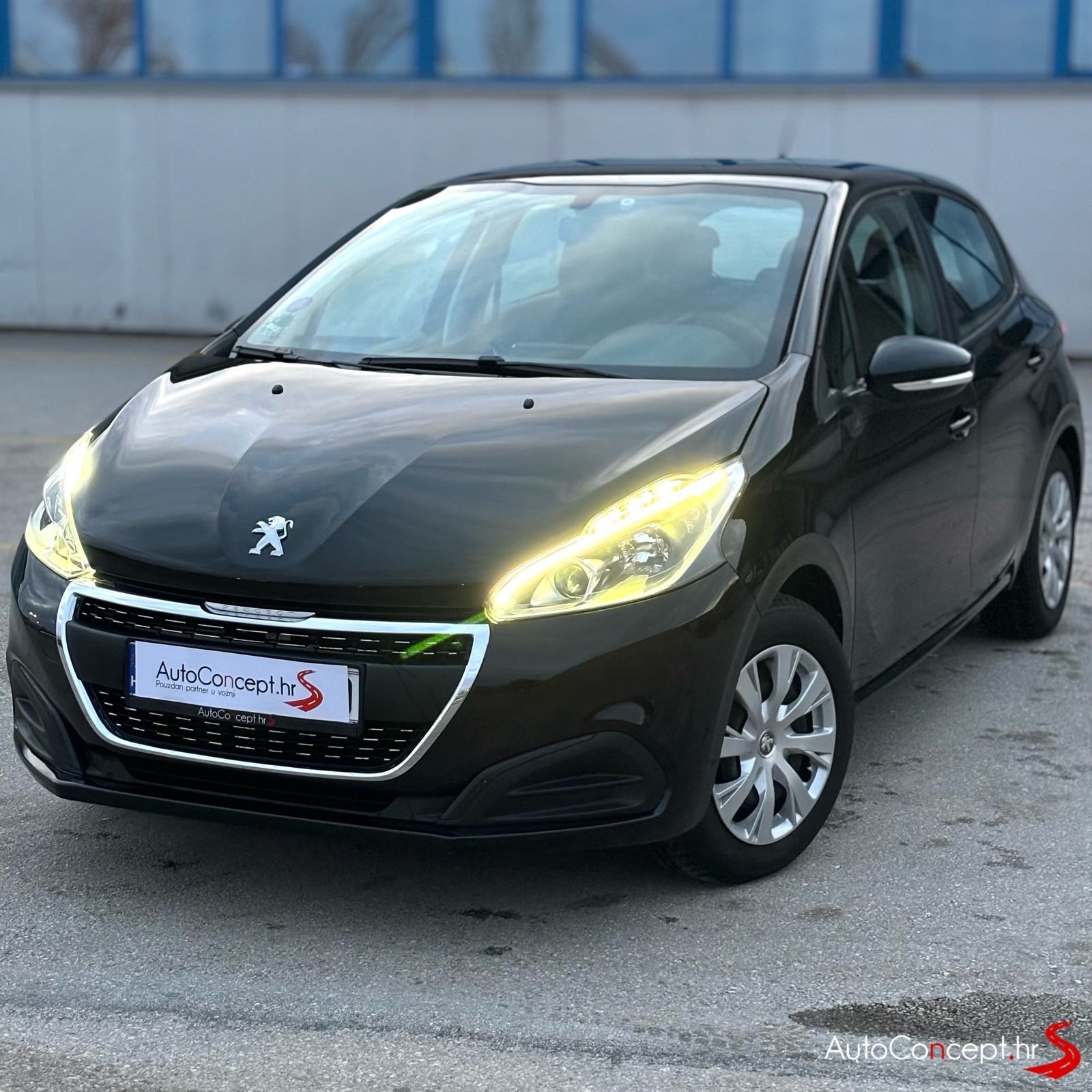 PEUGEOT 208 • 1.2 PureTech • NAVI • 2017 • 95 TKM • REG 02/26, 2017 god.
