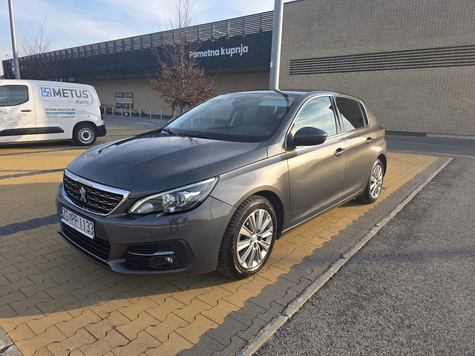 Peugeot 308 1,2 Puretech S&S Allure**Redizajn**Top stanje**, 2018 god.