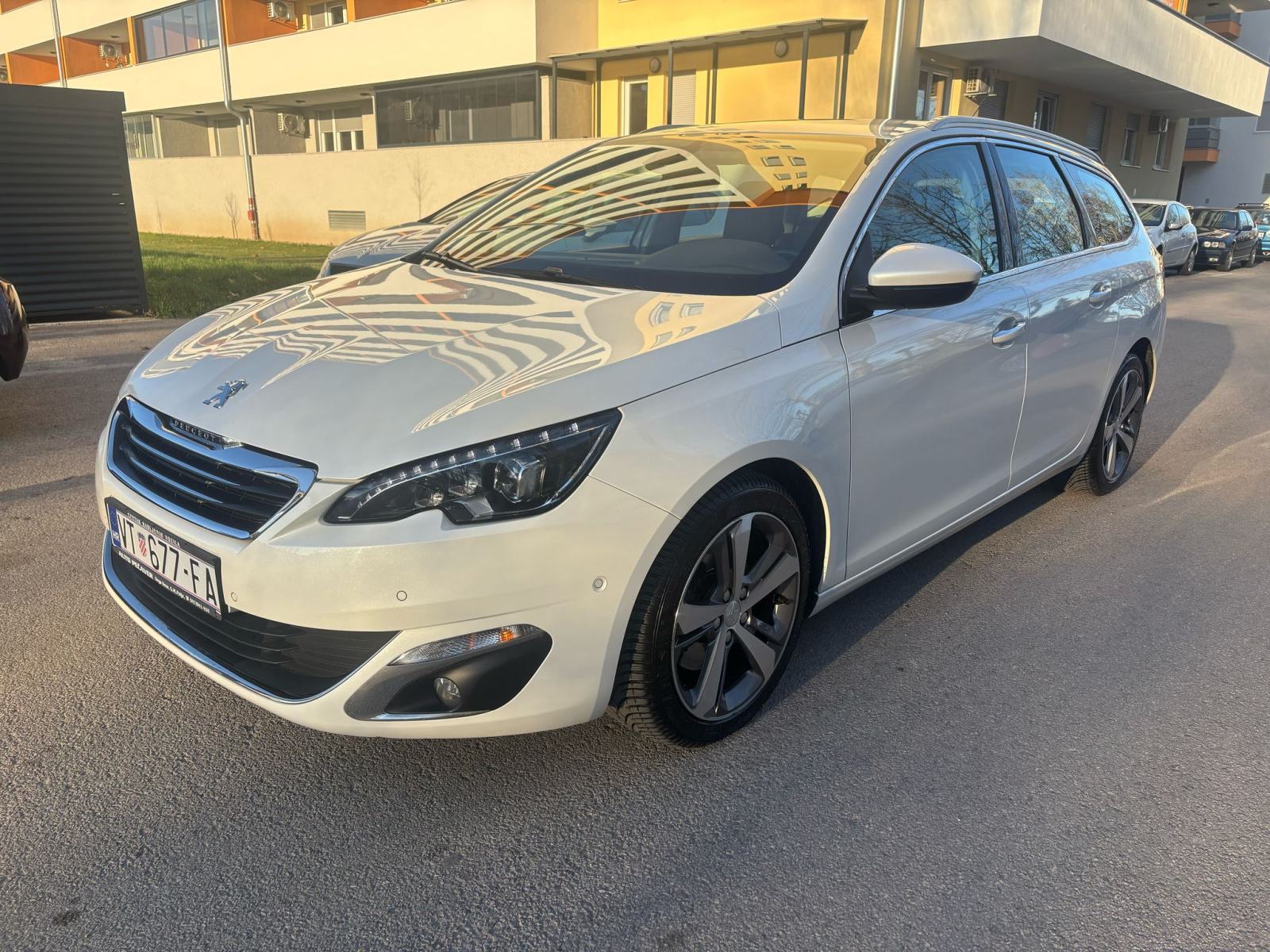 Peugeot 308 SW 2,0HDI AUT. ALLURE LED XENON REG 08/25, 2016 god.