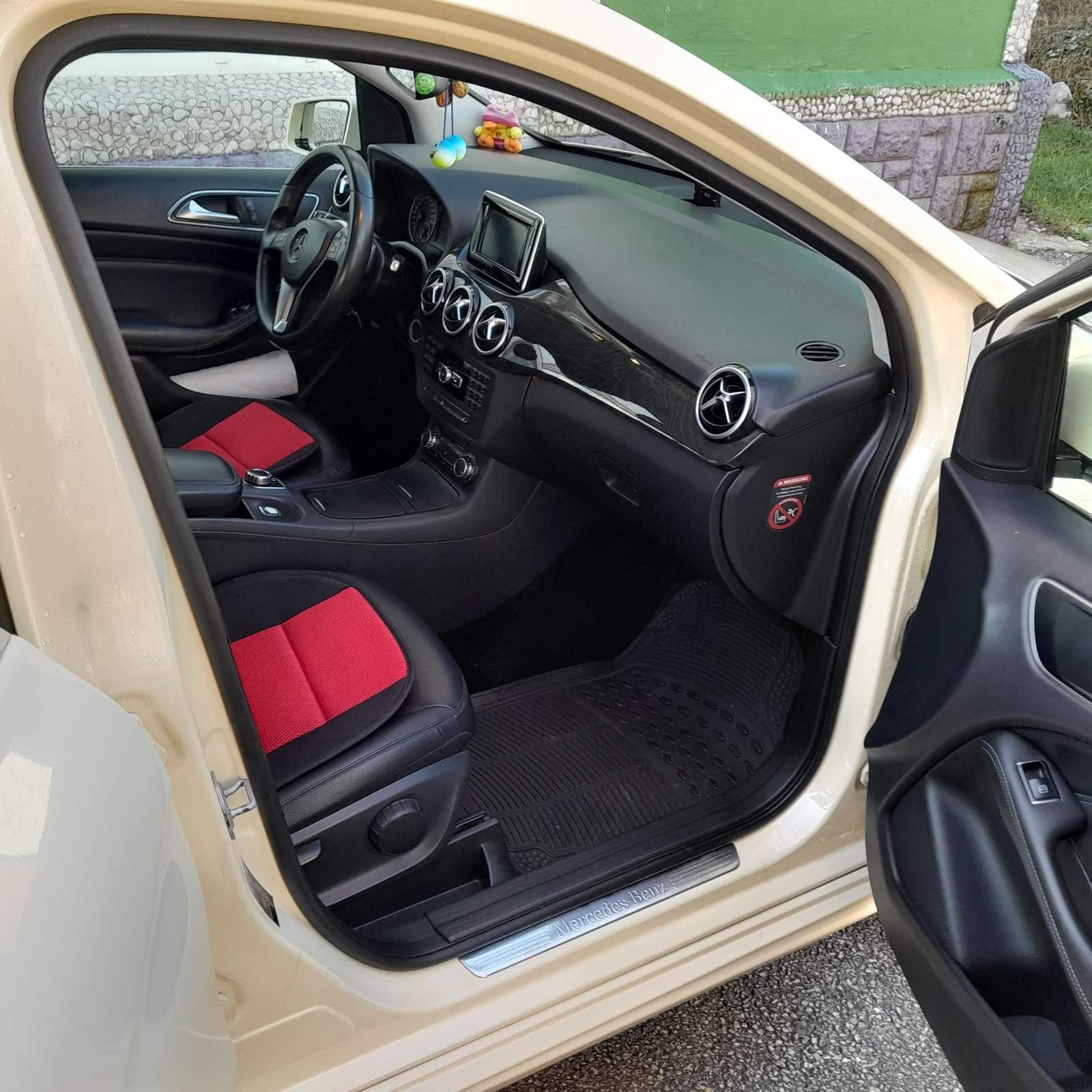 Prodaje se auto cijena nije fiksna, 2013 god.