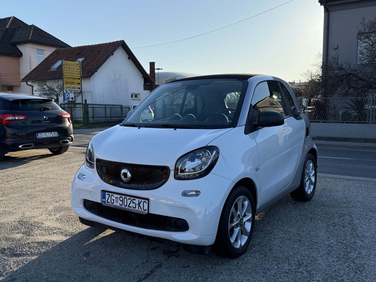 Smart EQ fortwo Multimedia-navigacija,koža,alu,radar Reg.do 10/2025 ...