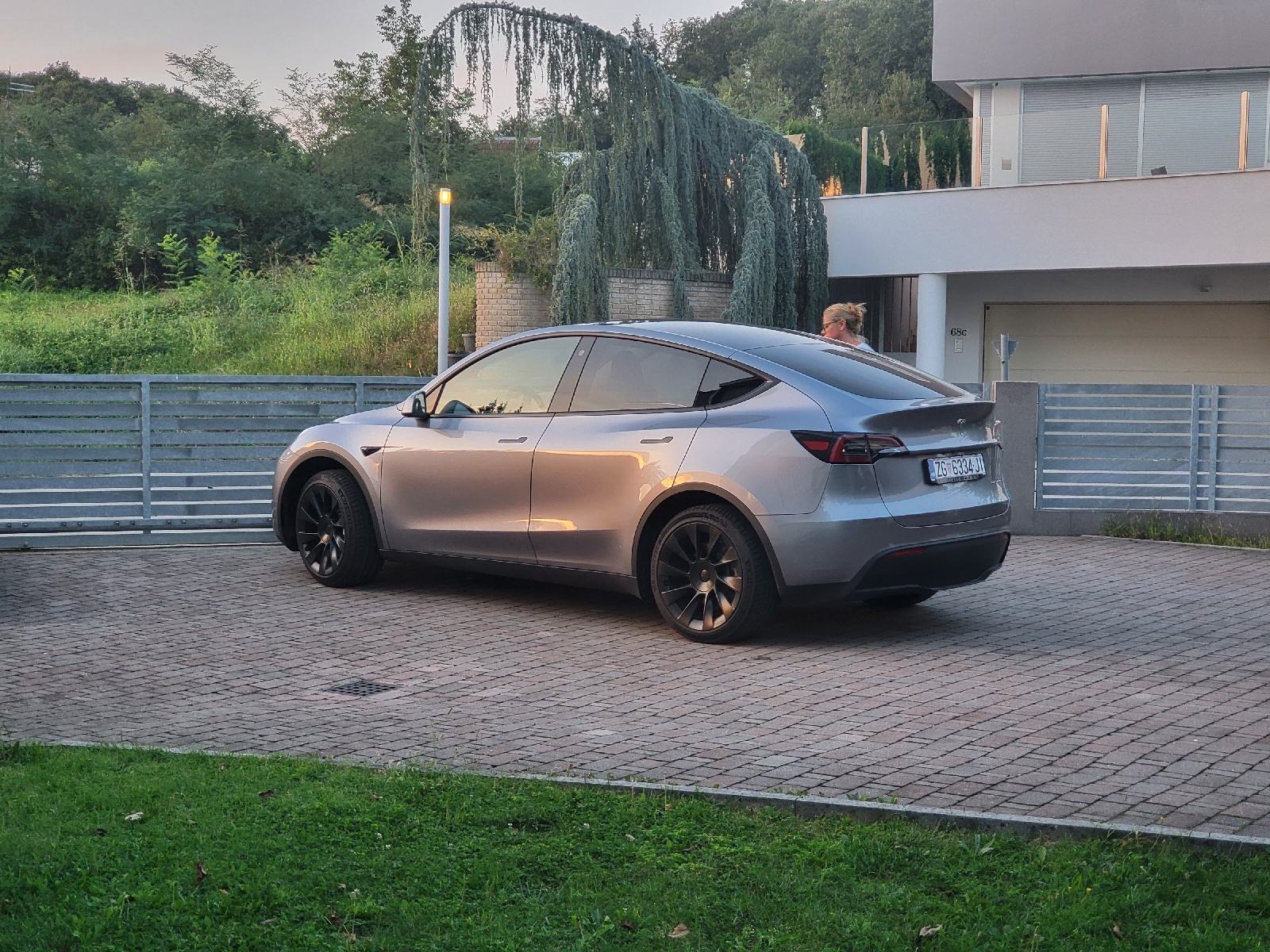 Tesla Model Y Long Range All-wheel drive, reg. do 08/25, 2023 god.