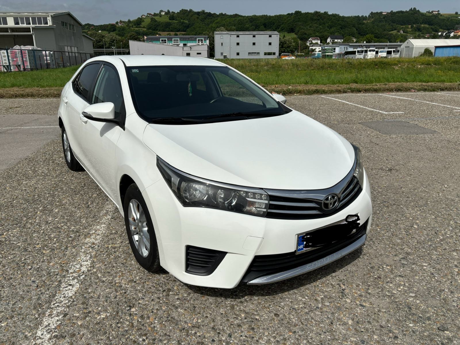 Toyota Corolla Sedan 1,33, 117.000 km, reg do 10/2024, servisna knjiga ...