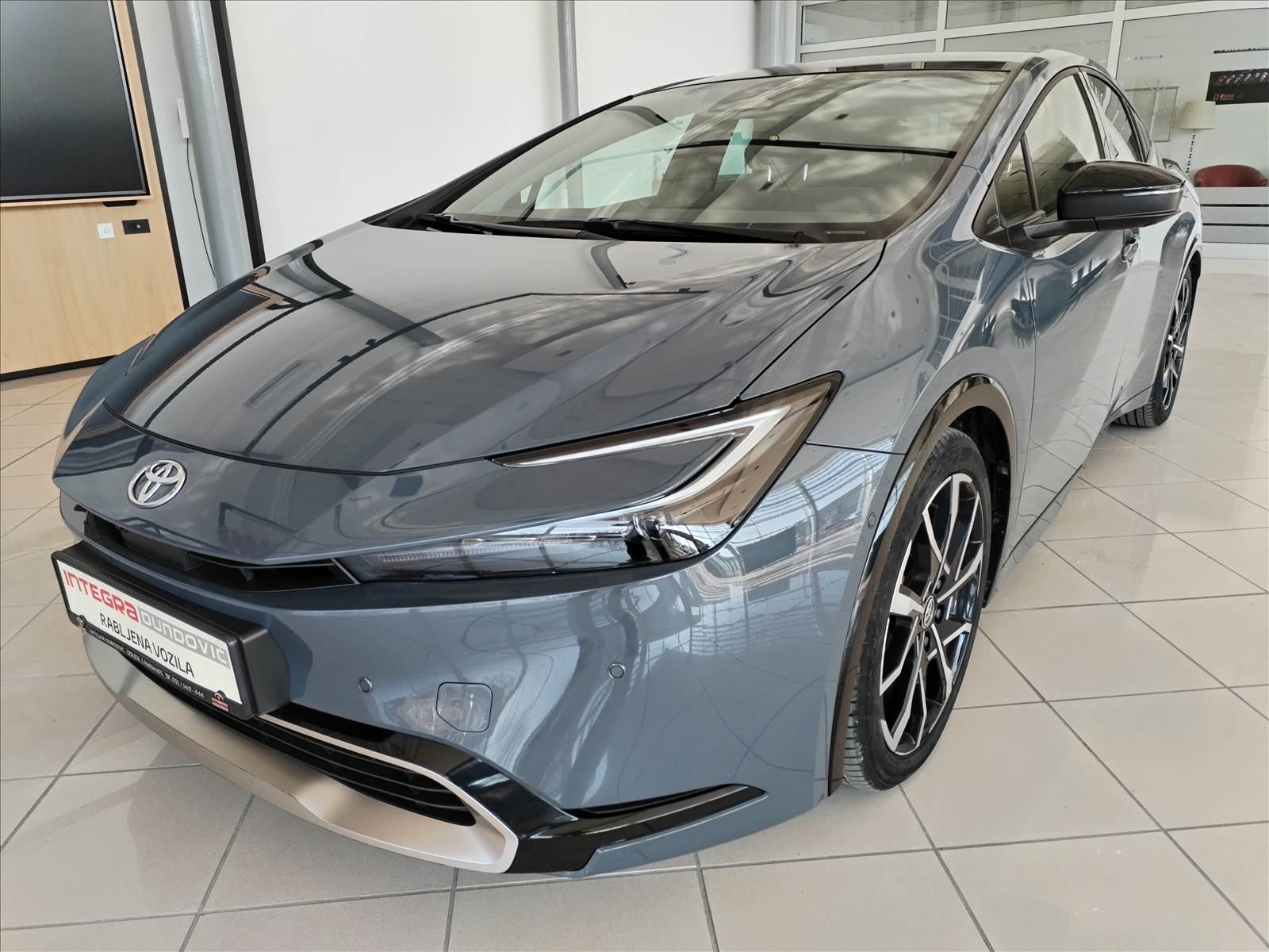 Toyota Prius 2.0 PHEV PLUG IN automatik, * PREMIUM PAKET OPREME*, 2023 god.