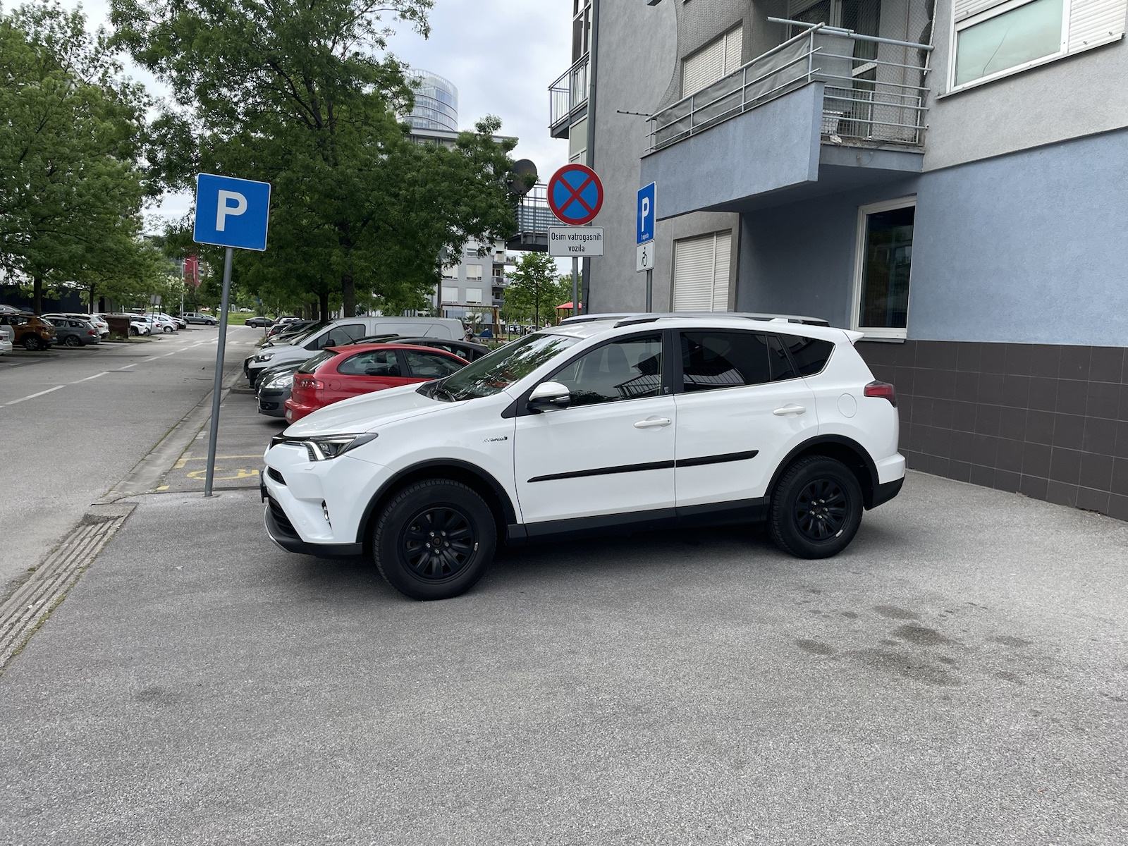 RAV4 Hybrid | 95tkm | Servisna | Jamstvo 2028 | 2 seta | TOP oprema ...