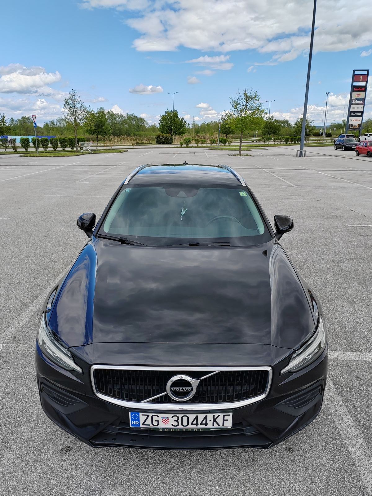 Volvo V60 D3 Momentum pro + Intellisafe paket, 2019 god.