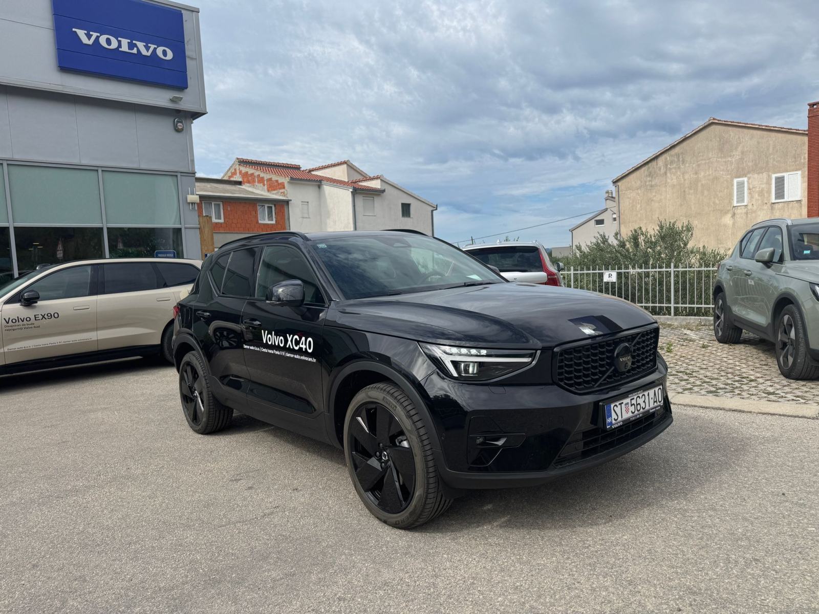 Volvo XC40 B3 Black Edition automatik, 2024 god.