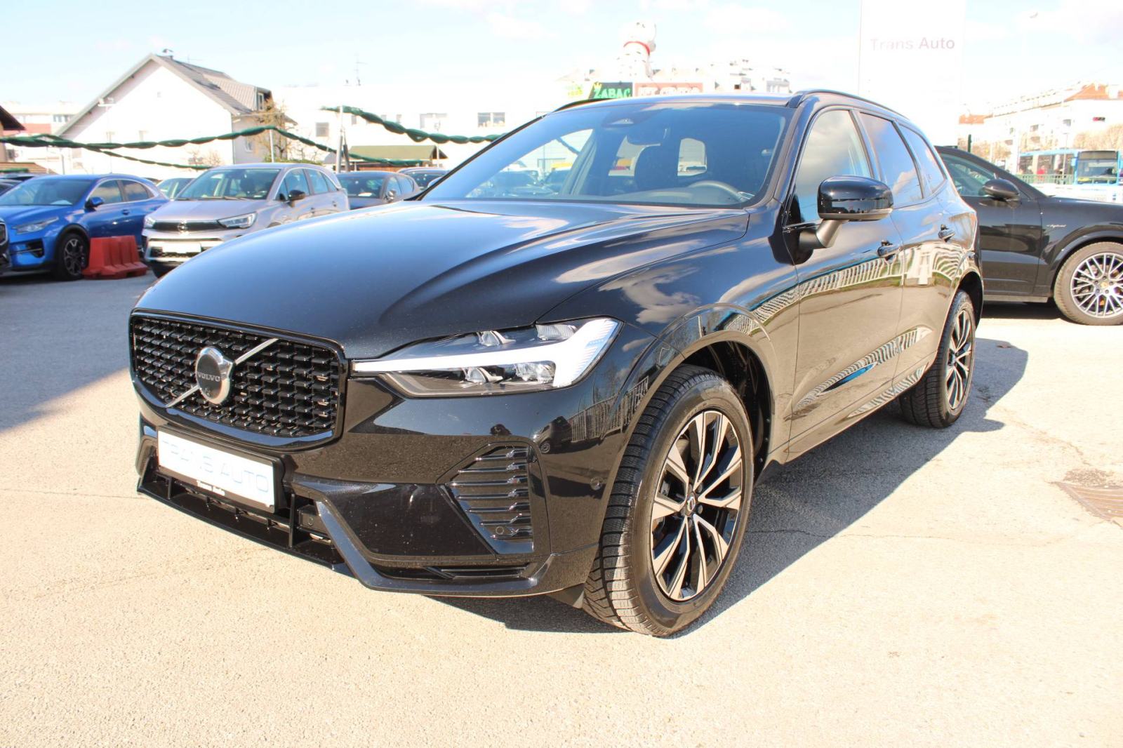 Volvo XC60 B4 AUTOMATIK Plus Dark *KAMERA 360, NAVIGACIJA, LED*, 2022 god.