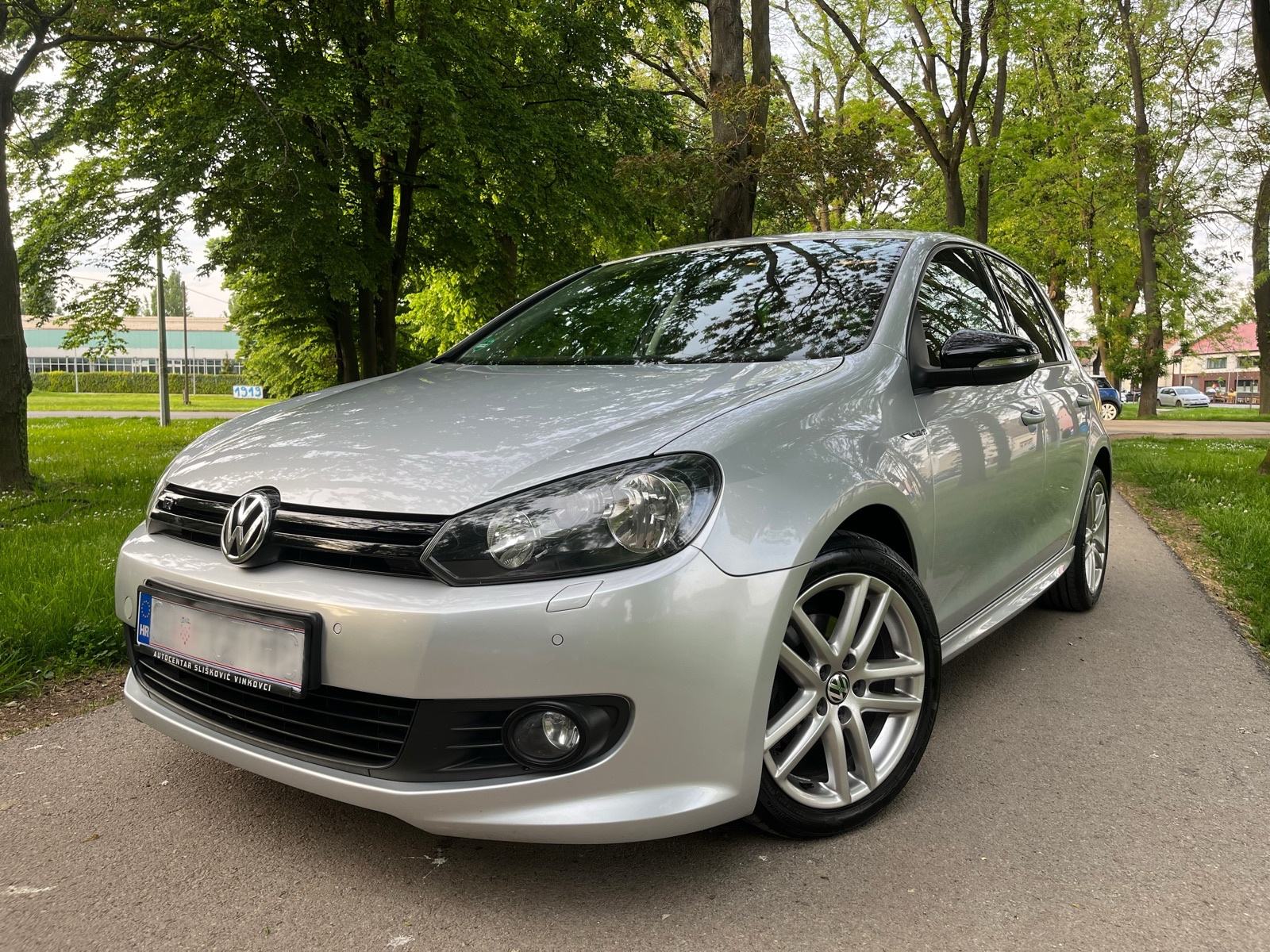 VW GOLF 6 1.6 TDI *R-LINE* ~ NAVI ~ VEL SERVIS ~ REG DO 03/24, 2012 god.