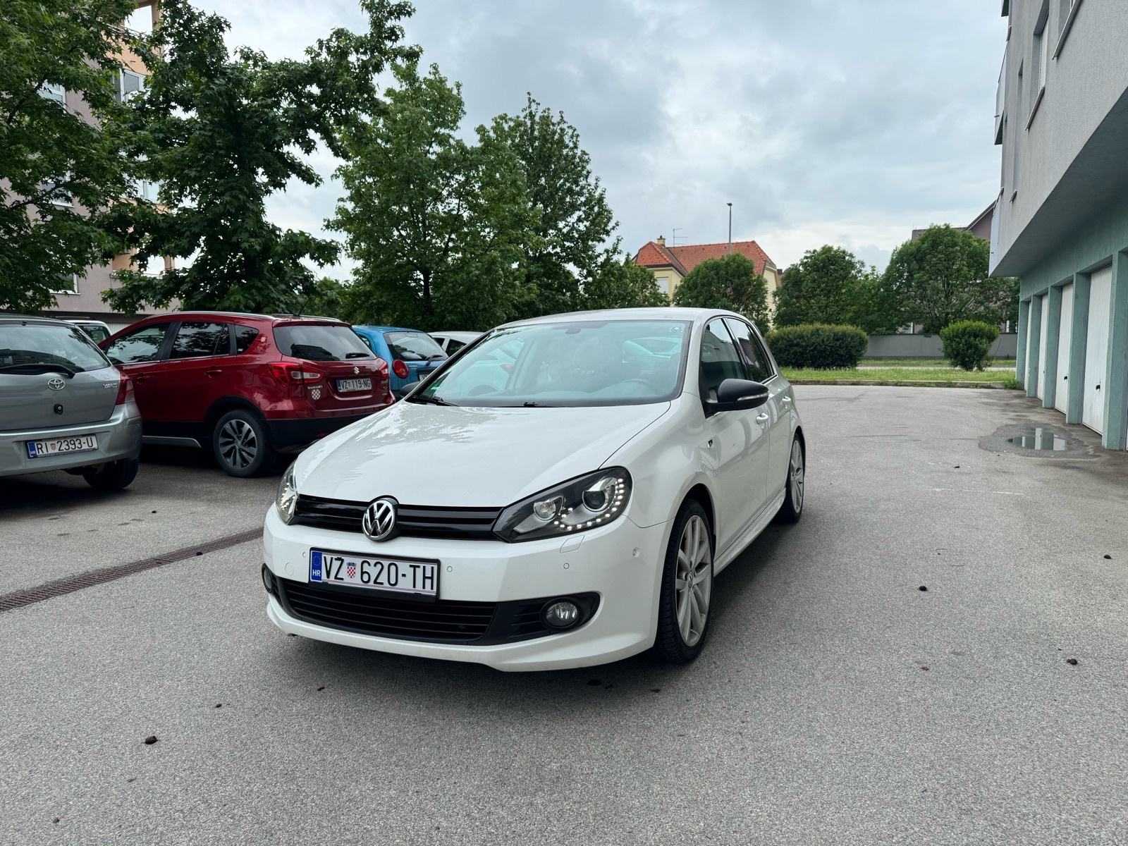 VW Golf 6 1.6 TDI R-LINE XENON/LED, NAVI,.. V. SERVIS REG. 5./2026 ...