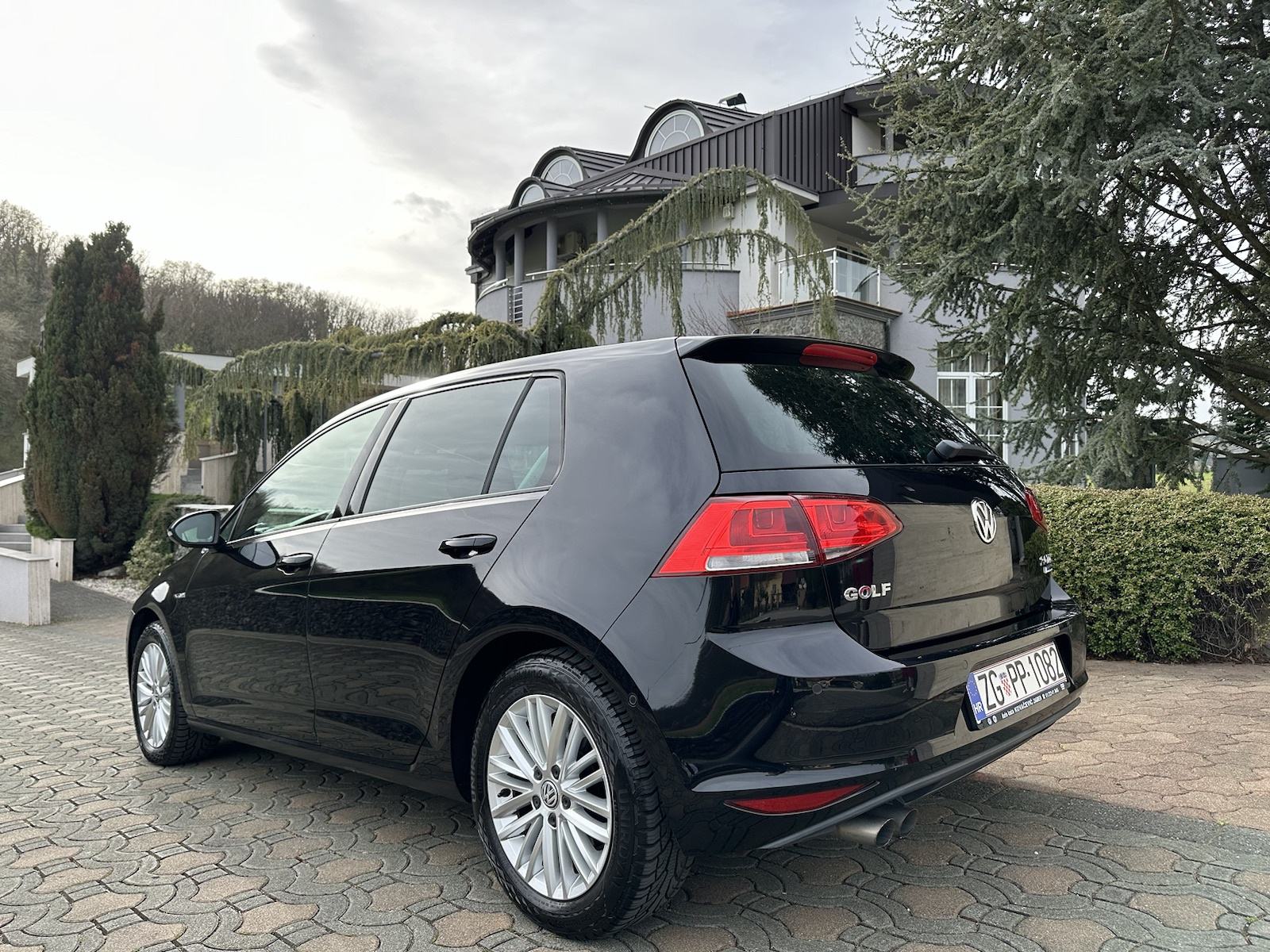 VW Golf 7 2,0 TDI BMT CUP,NAV,MLF,TEMP,PARKPILOT,WEBASTO,KUKA,SERVISNA ...