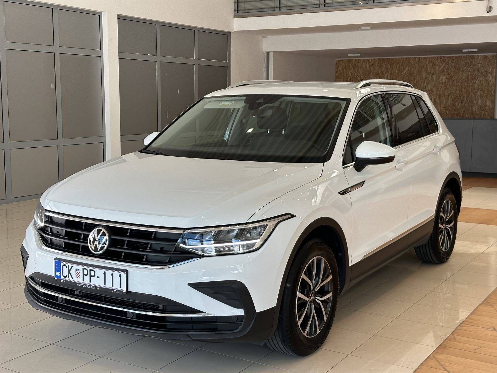 VW Tiguan 2,0 TDI LIFE NOVI MODEL LED ACC LANE PDC AMBIENT GARANCIJA ...