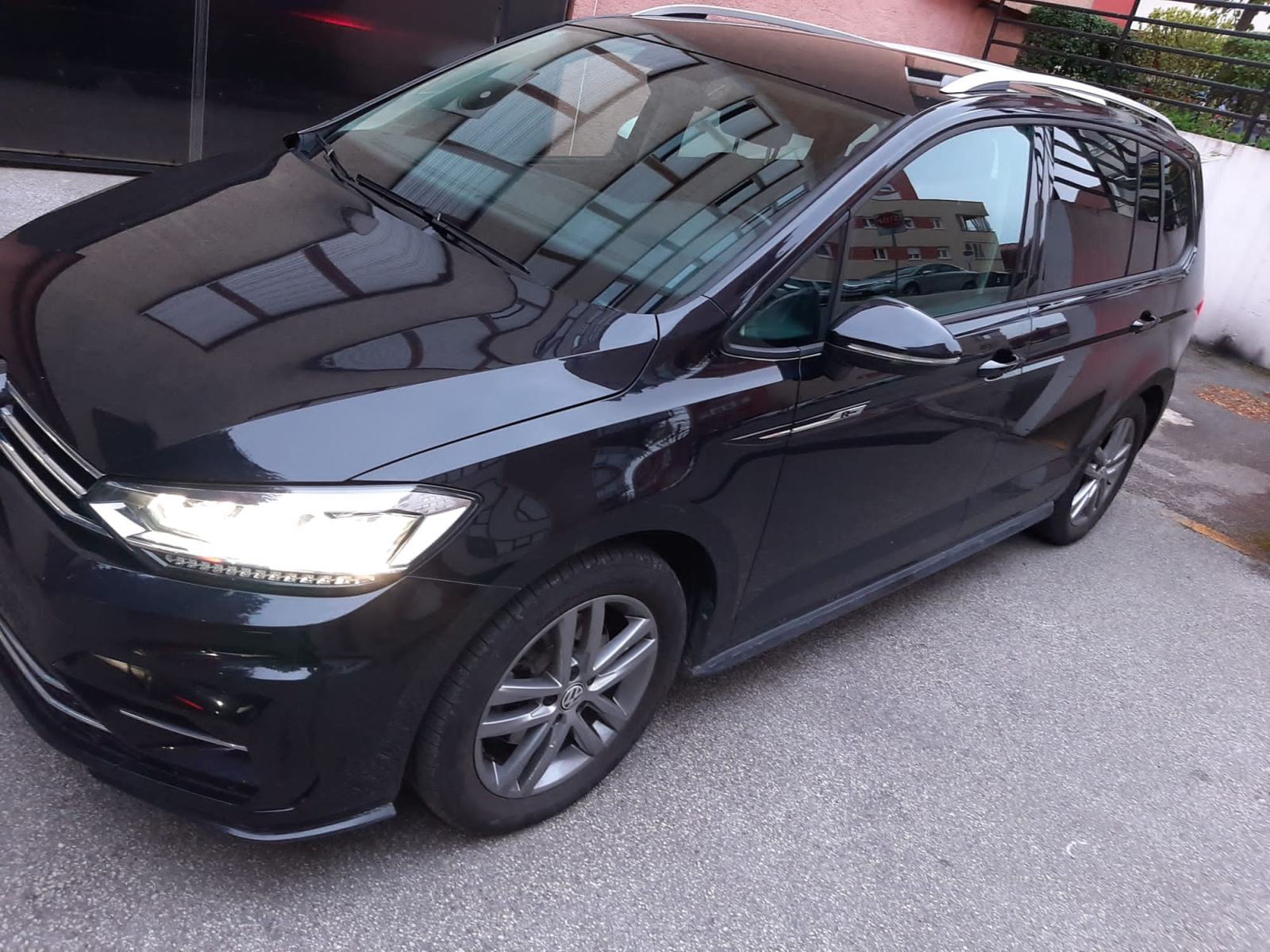 VW Touran 1,6 TDI DSG R-LINE, 2018 god.