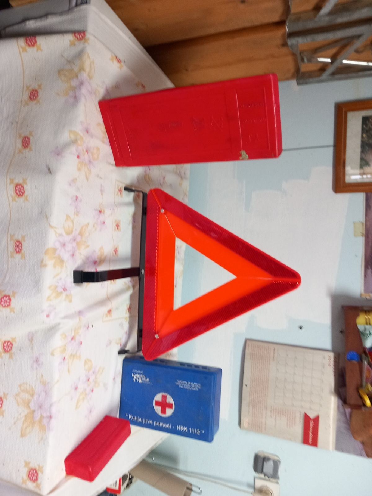 Oprema za auto trokut i prva pomoć