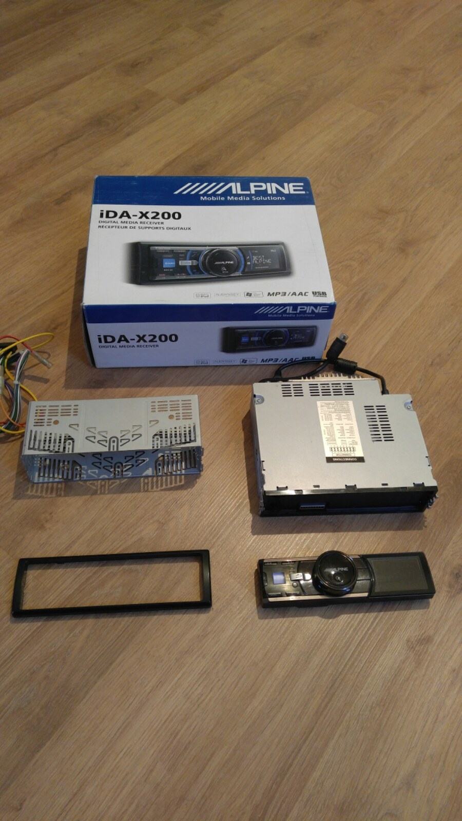 Alpine iDA-X200 auto radio