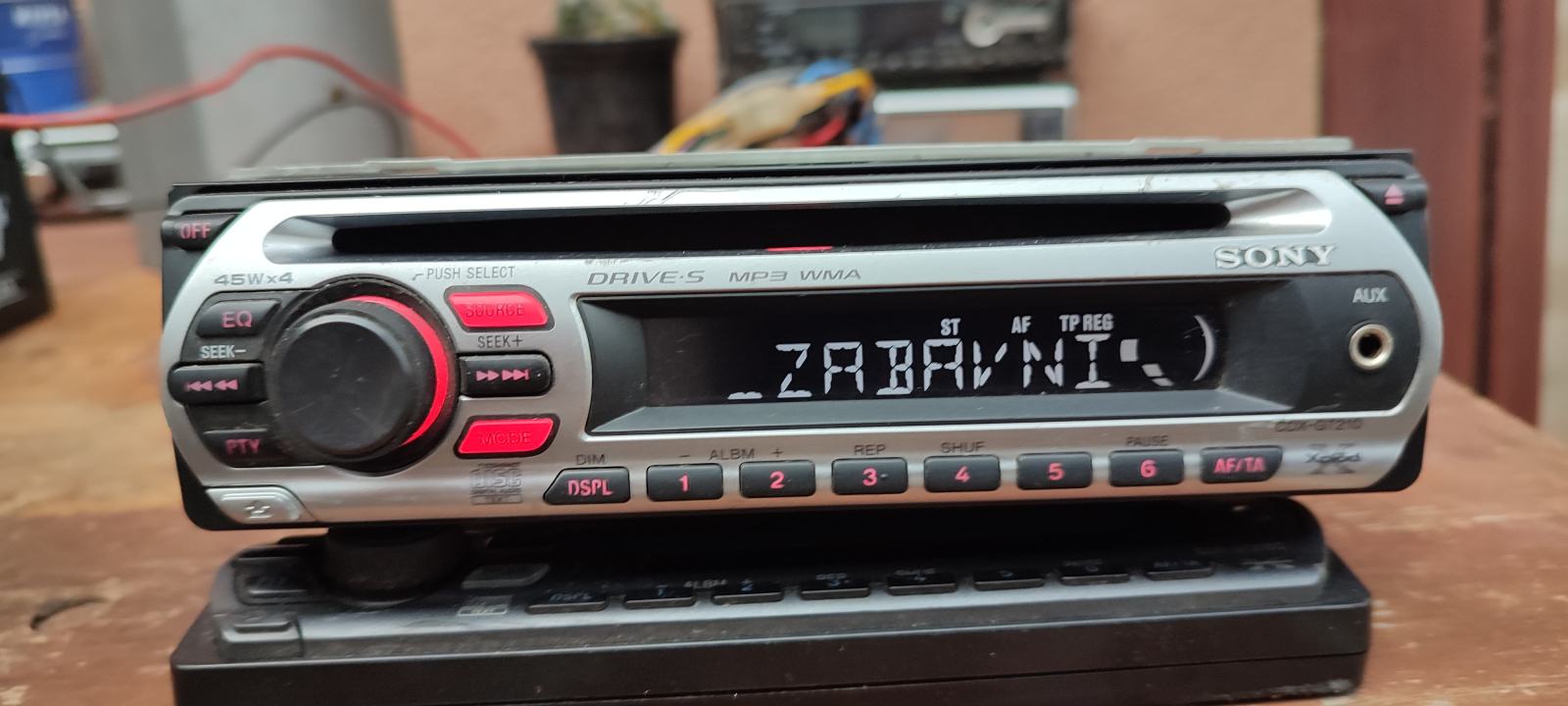 Auto radio CD MP3 AUX Sony CDX - GT 2150 ispravan