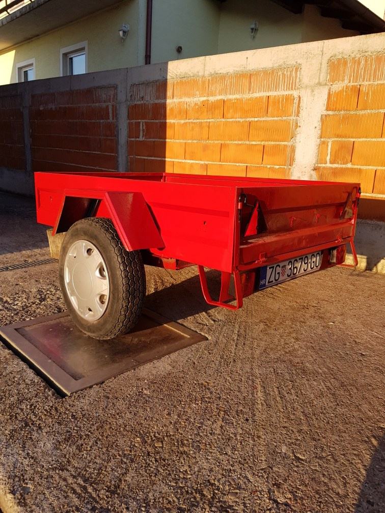 PRODAJEM AUTO PRIKOLICU