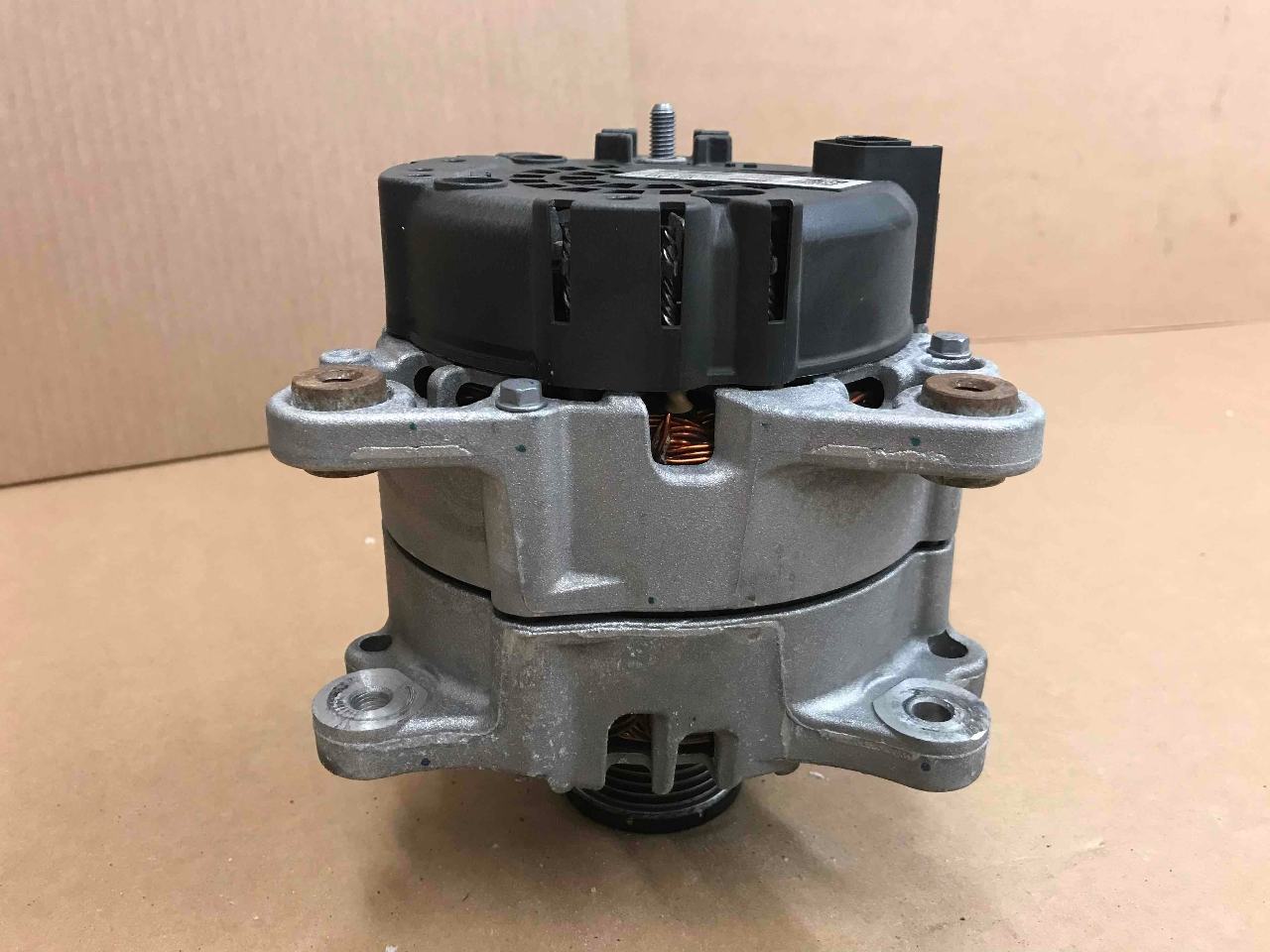 AUDI A4 / A5 / A6 / Q5 *** ORIGINALNI ALTERNATOR 04L 903 017 A