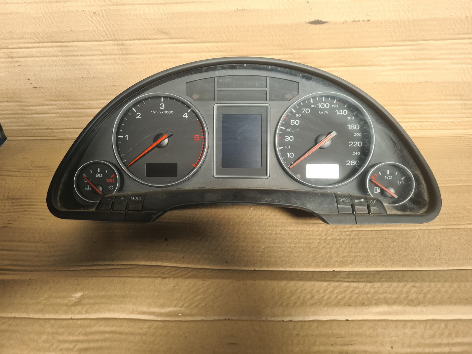 Audi A4 B6 Instrumet tabla 8E0920900M