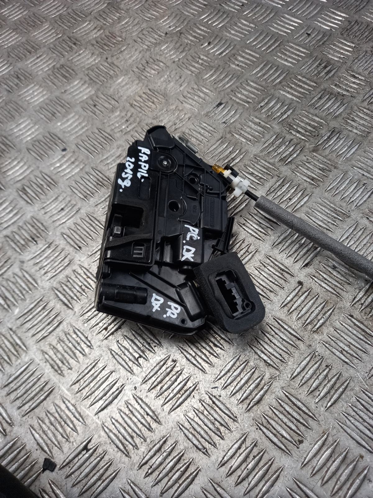 Brava prednja desna Škoda Rapid 5E1837016A