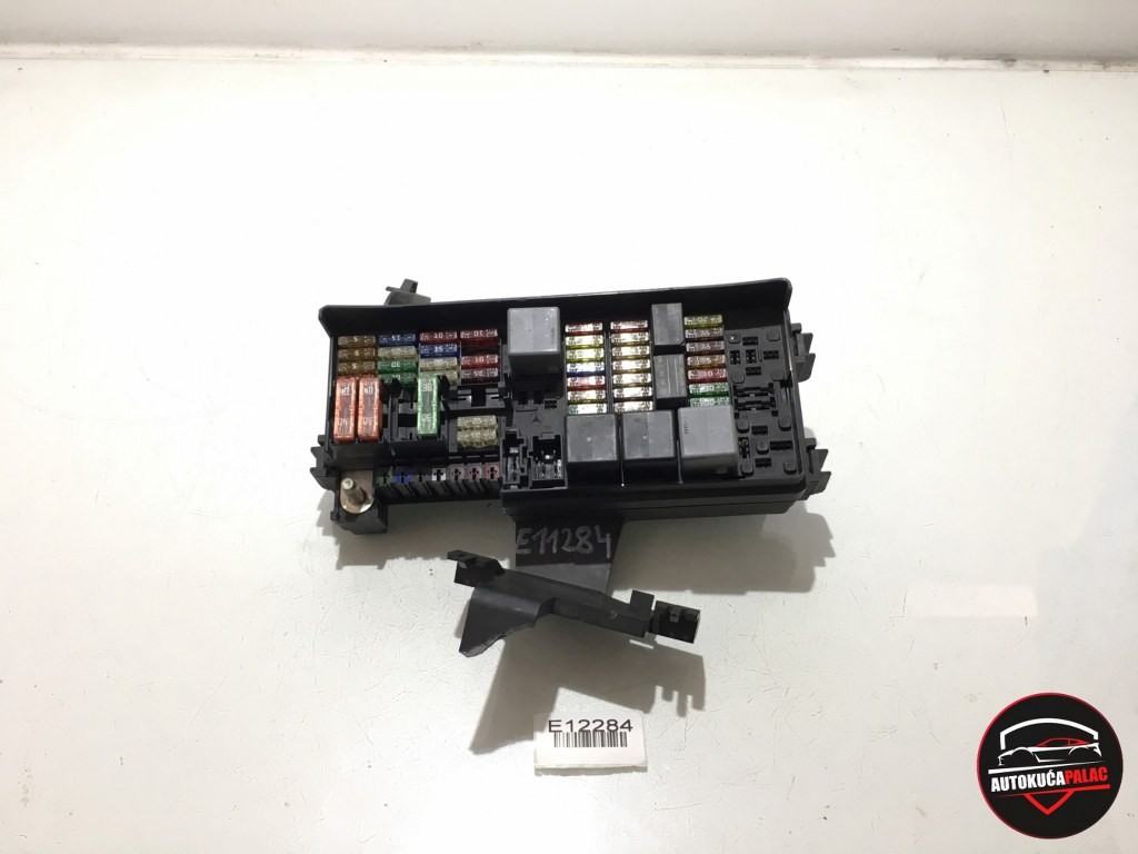 KUTIJA OSIGURAČA Mercedes W251 R-KLASA A1645400272 E12284