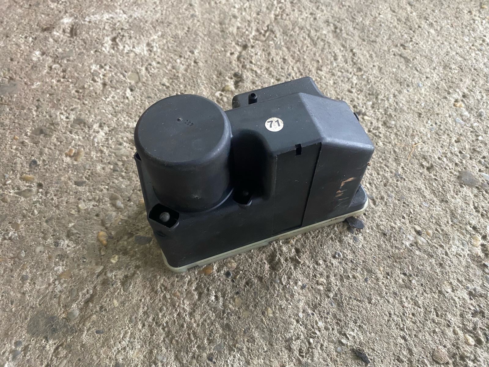 Mercedes 124 w124 vakuum pumpa 000 800 1148