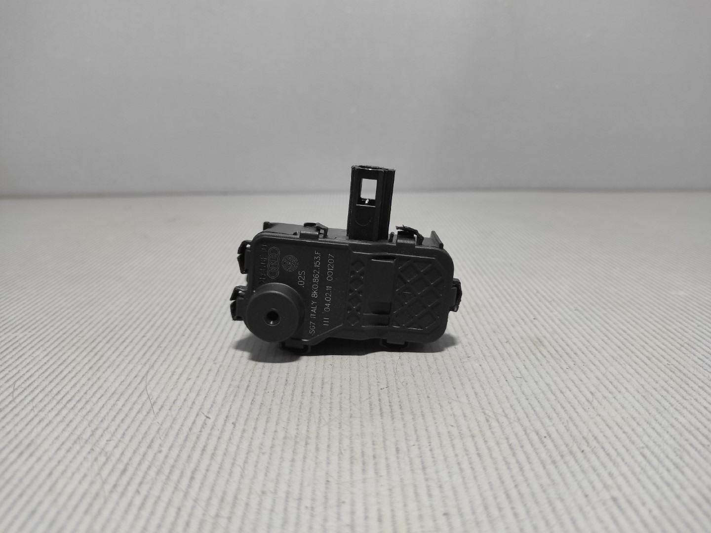 MOTORIC POKLOPCA REZERVOARA AUDI A4 (B8) > 12-15 8K0862153F