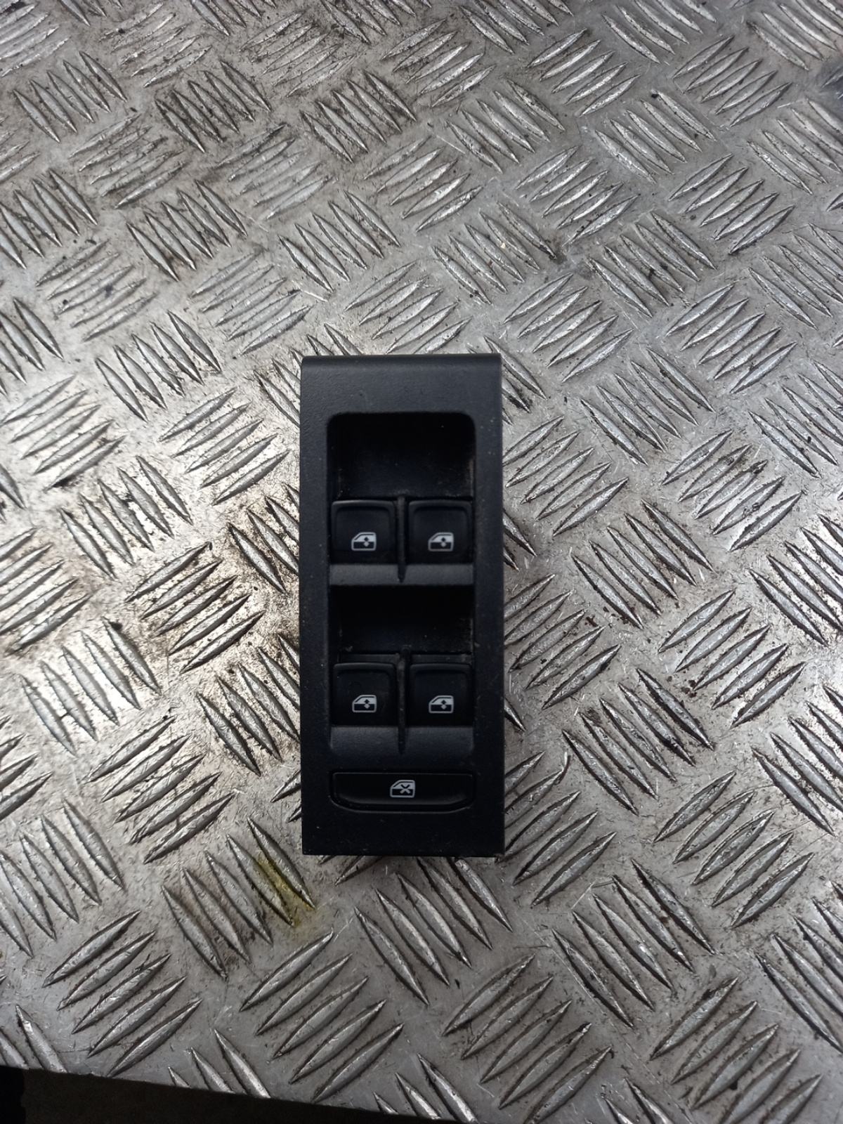 Prekidač podizača stakla prednji lijevi Škoda Rapid 6V1959857A