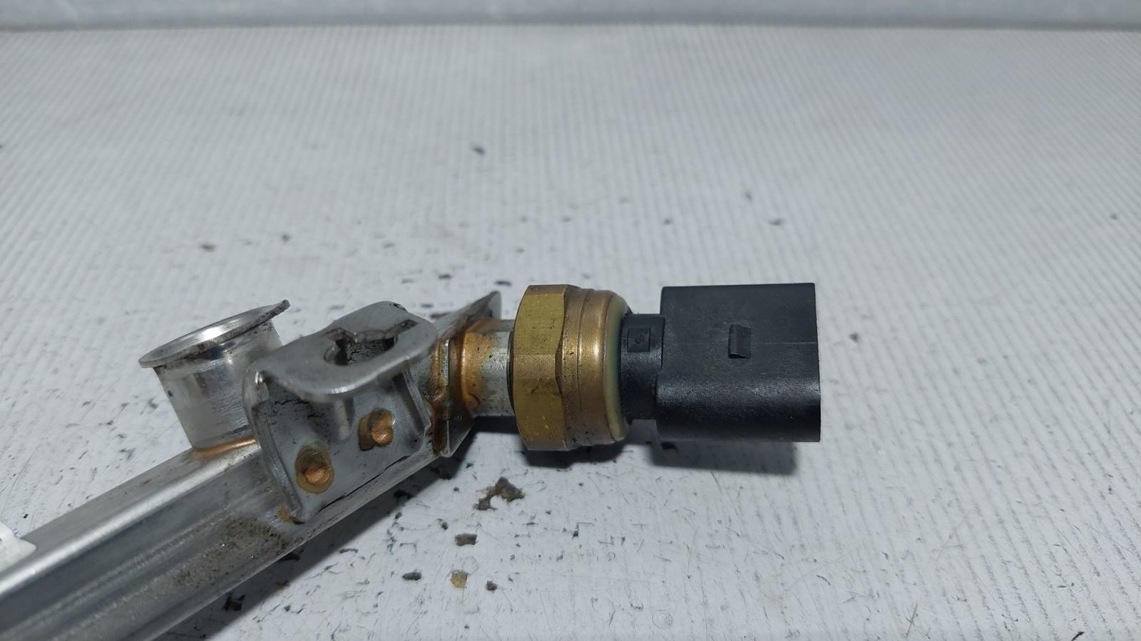 SENZOR PRITISKA GORIVA VW PASSAT B7 > 10-14 03C906051A