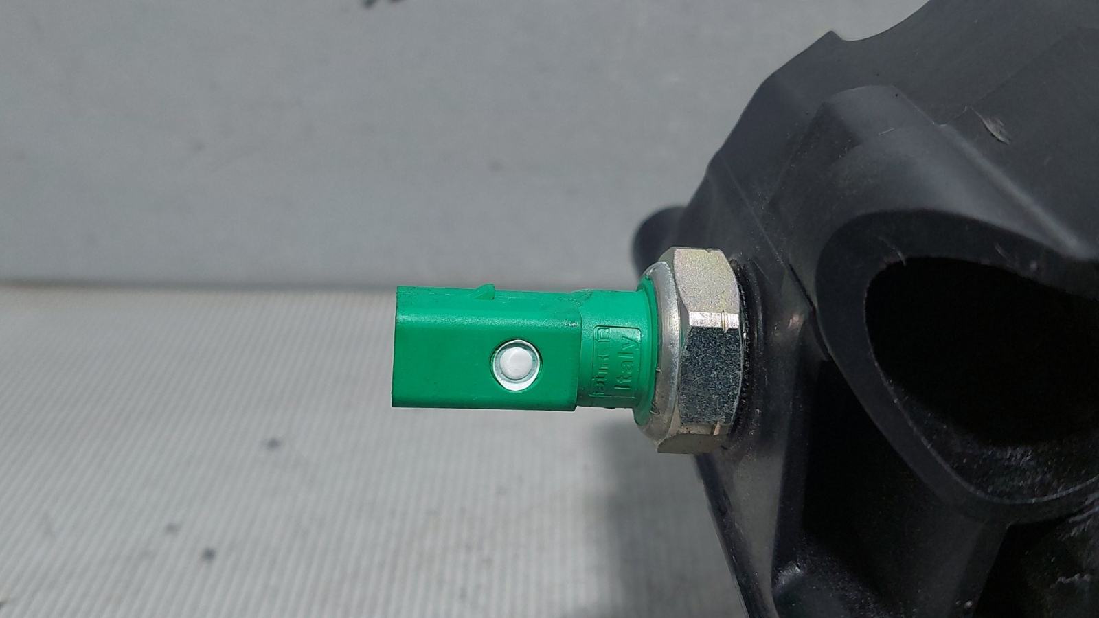 SENZOR PRITISKA ULJA VW GOLF 7 > 12-16 04L919081