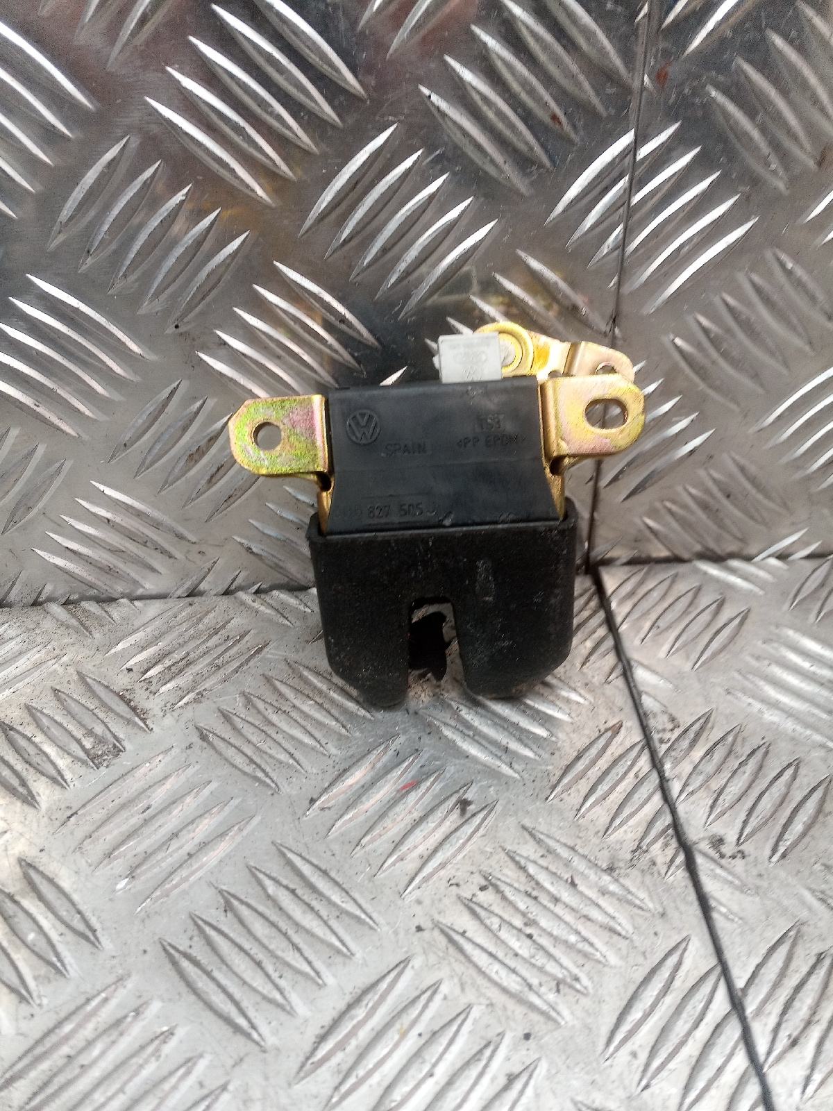 VOLKSWAGEN PASSAT B5 ŠKODA SUPERB BRAVA PRTLJAŽNIKA BUNKERA 3B5827505