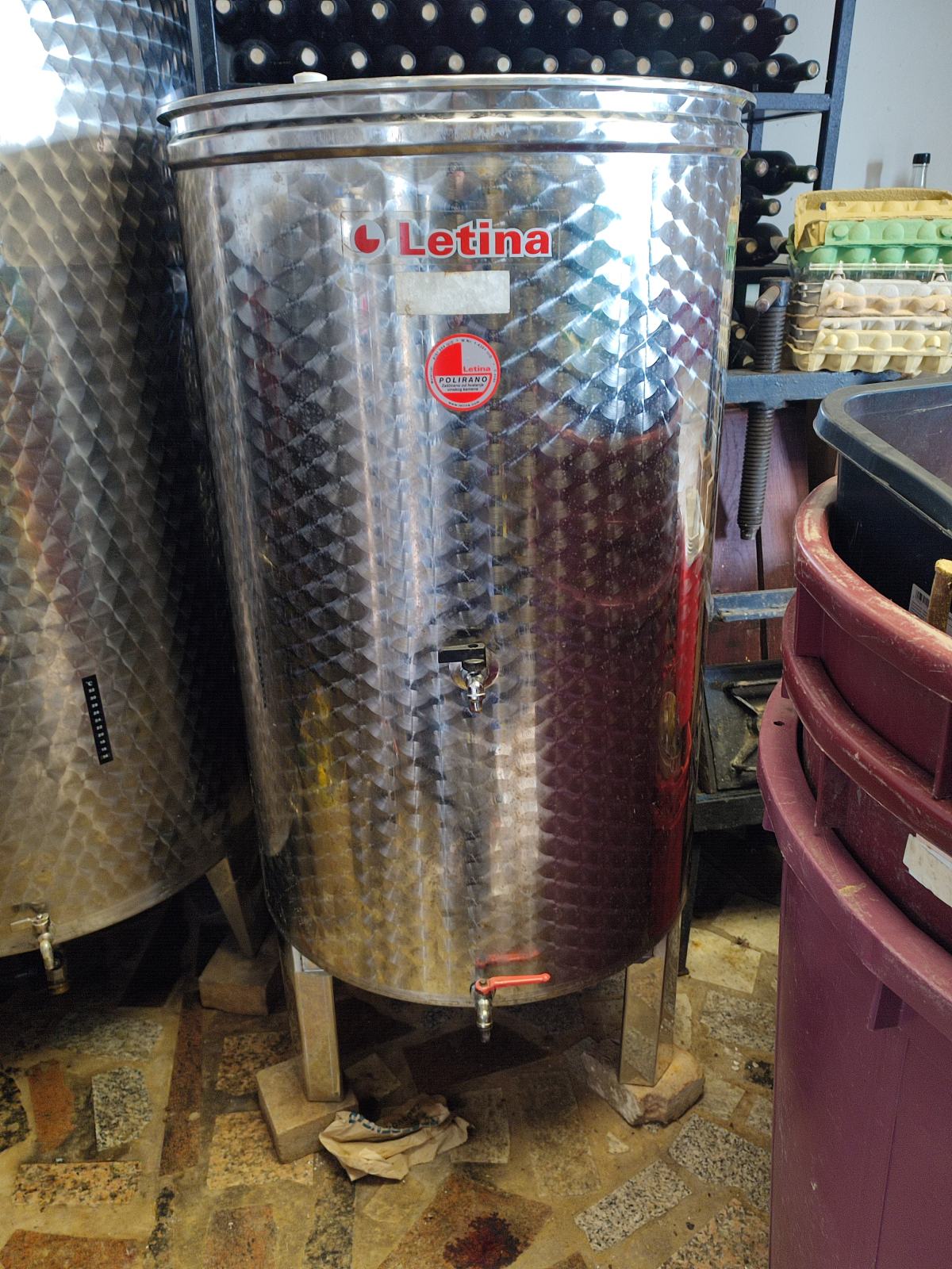Inox bačve Letina. 620 i 320 litara. Rabljene