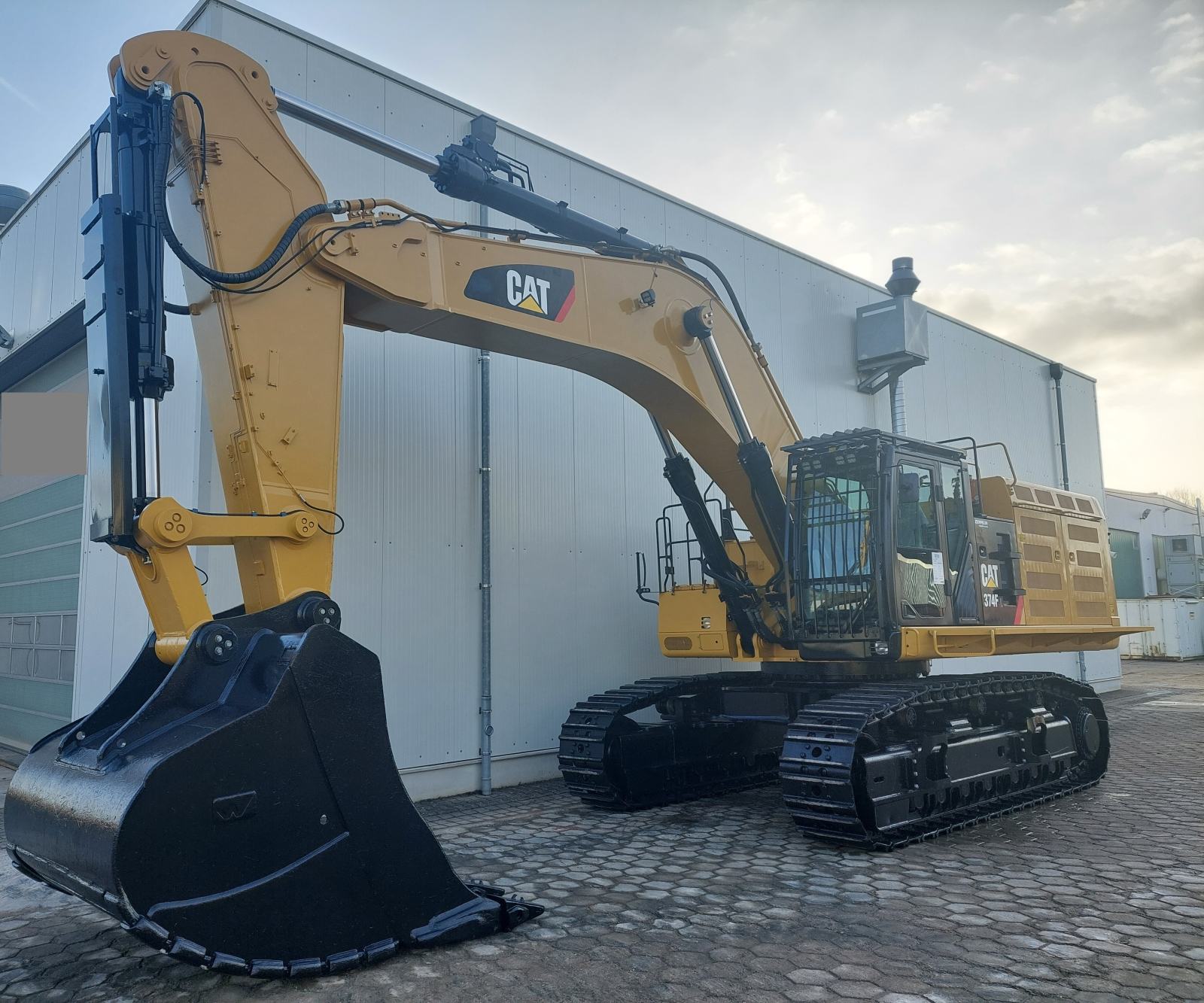 BAGER GUSJENIČAR CATERPILLAR 374FL, 2017. CAT 374 FL