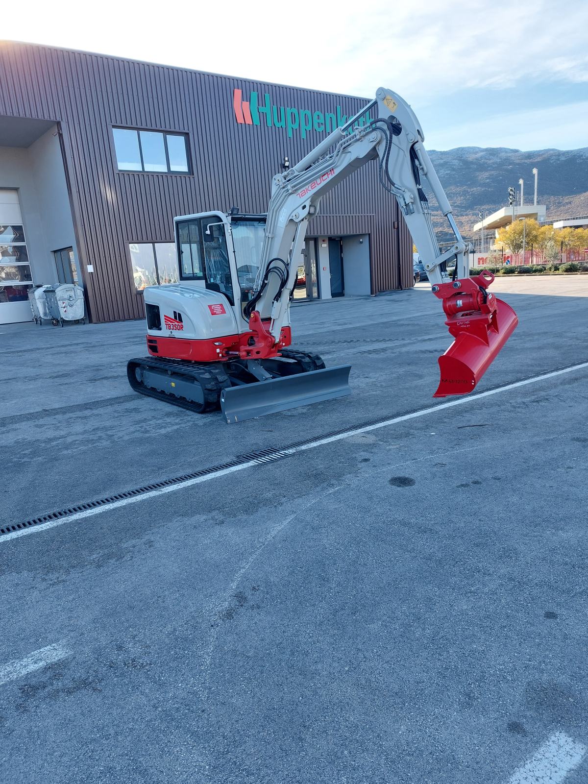 TAKEUCHI bager skraćenog stražnjeg dijela s kabinom i klimom TB350R