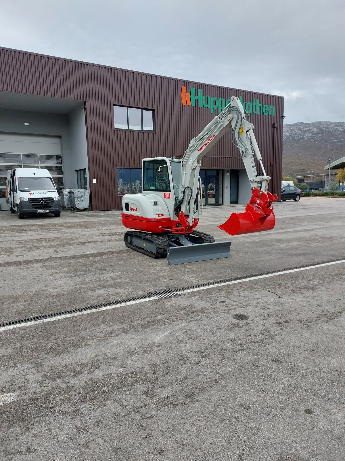 TAKEUCHI kompaktni bager s kabinom i klimom TB240