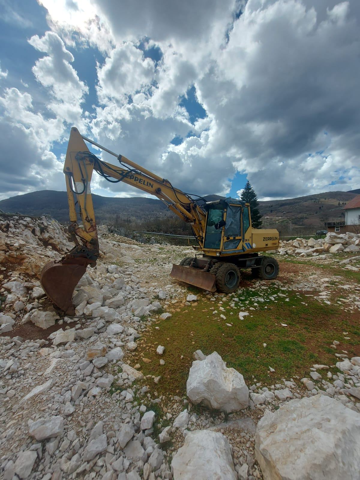 Na prodaju bager tockas i tamic,prilika,povoljno!Cijena nije fiksna!