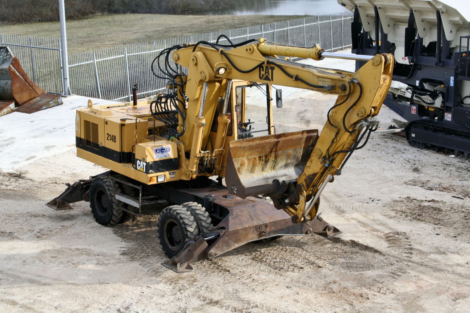 Rabljeni CAT 214B