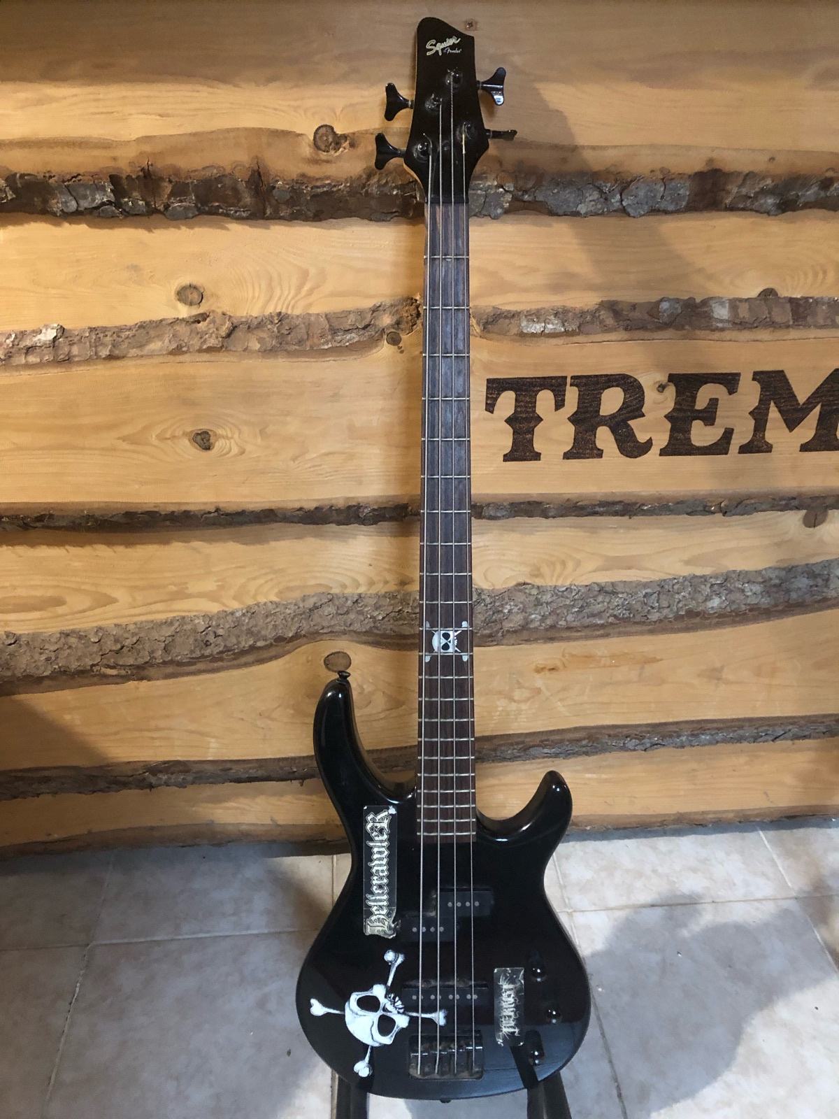 Squier MB-4 Skull bass gitara