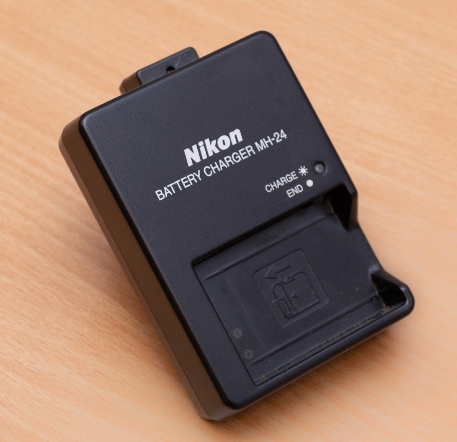 Nikon mh-24