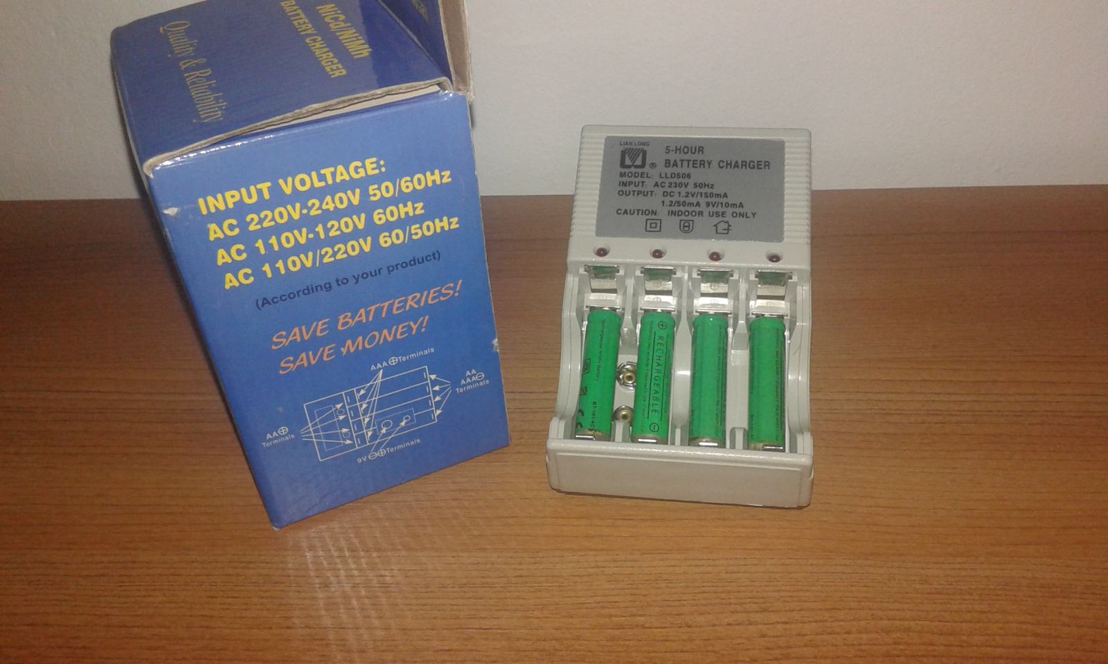 Punjač za baterije + 4 kom AAA punjive baterije