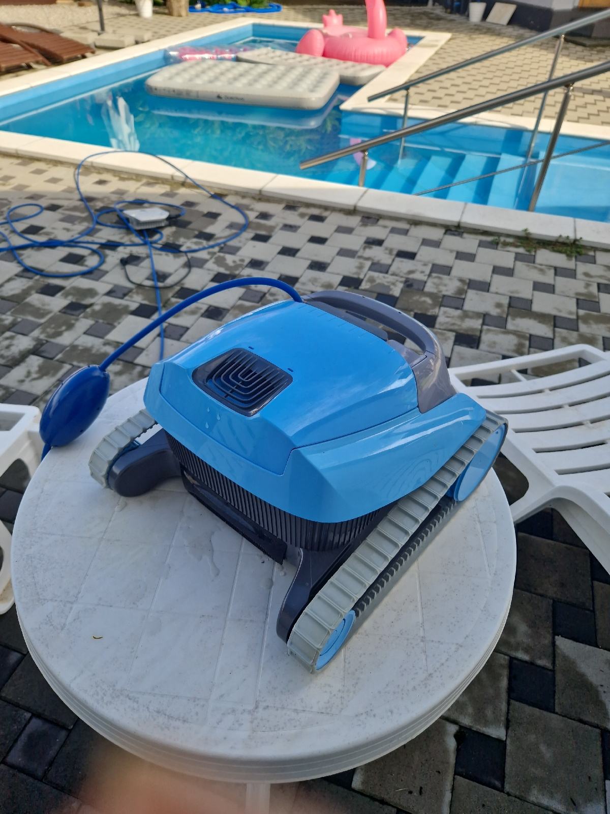 Robot za ciscenje bazena