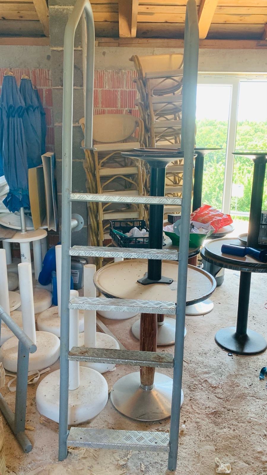 Željezne stepenice za ulazak u bazen ili more