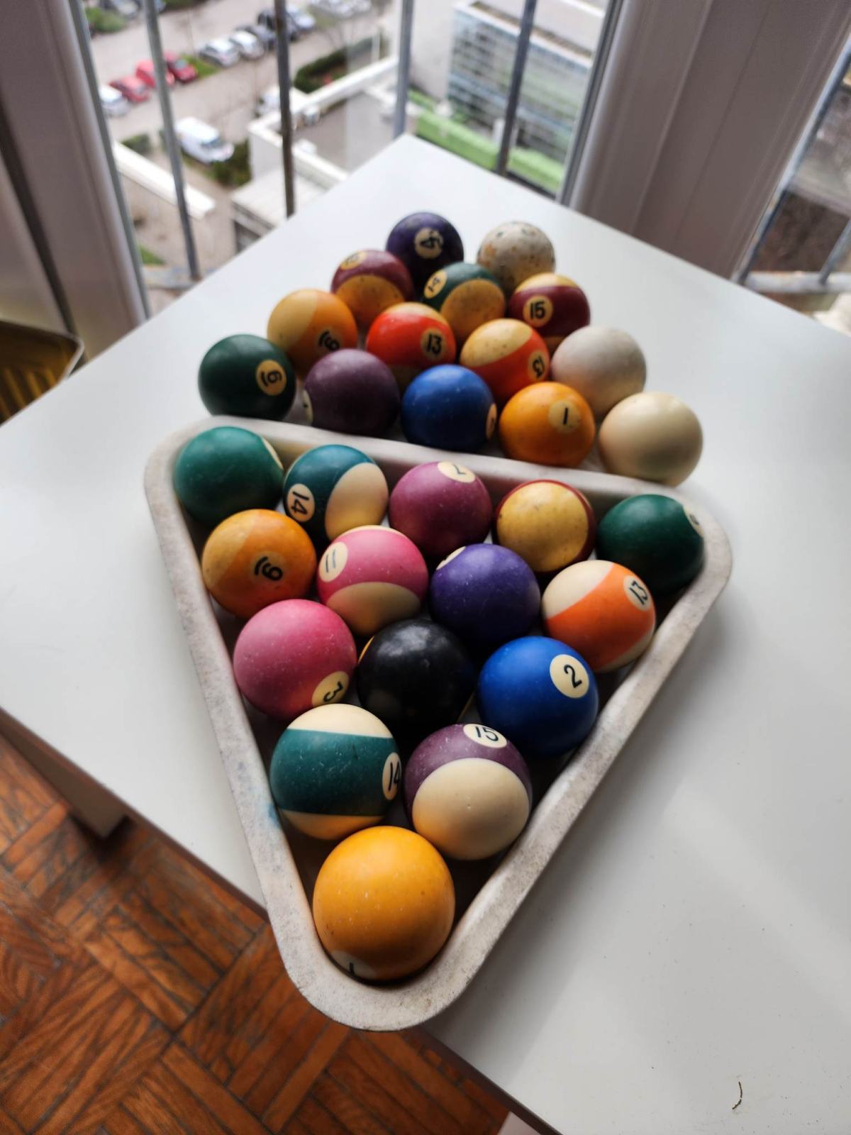 Biljarski set s dva kompleta kugli, trokut i tri štapa