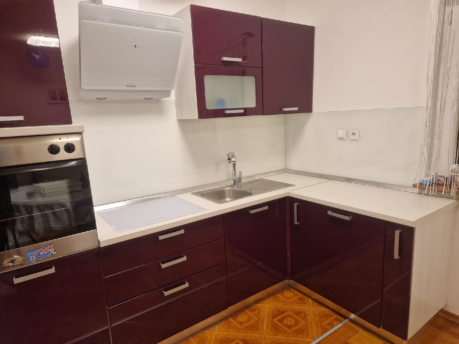 kuhinja sa aparatima, dim. 320x150 cm